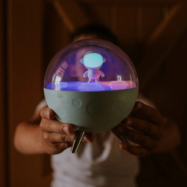 LED-nattlampa Kosmonaut Barn Färgglad RGB MÅNE USB Ecolight | CDON